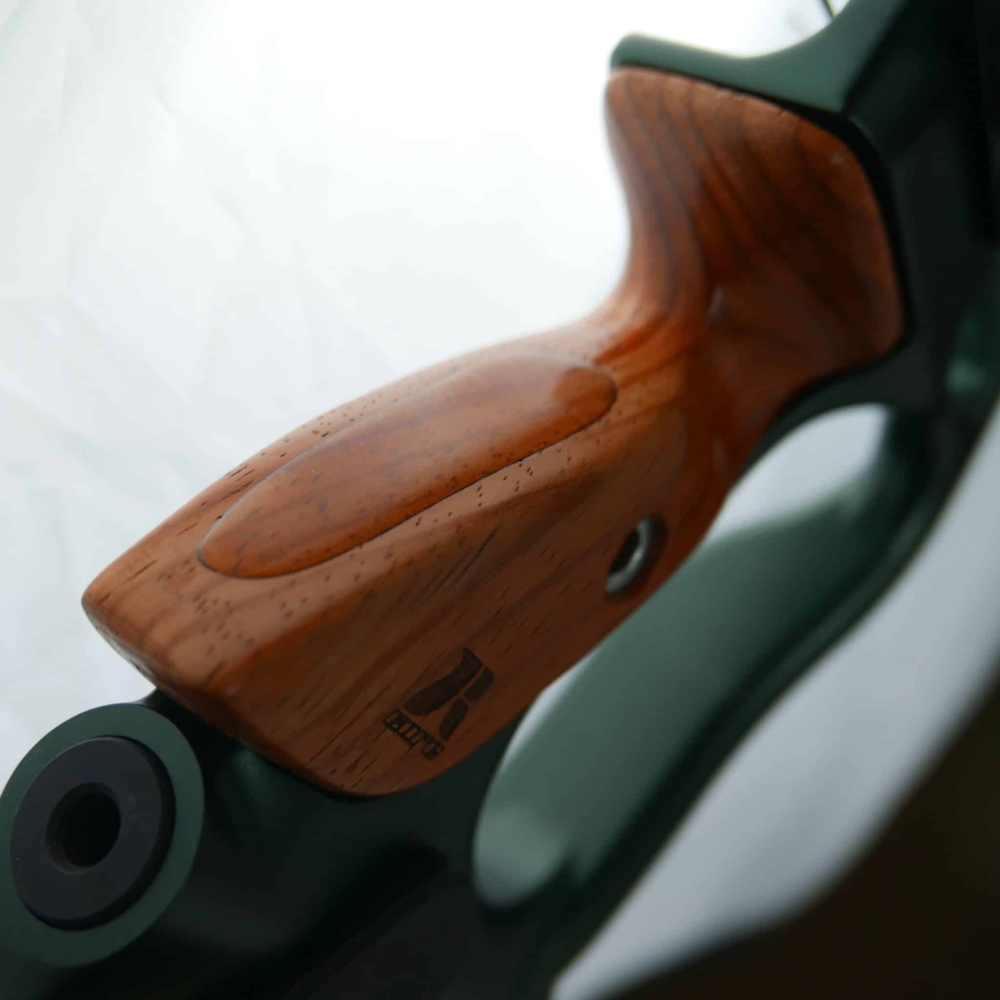 Anti-slip palm pattern and lifeline ridge options - Custom Bow Grips ...